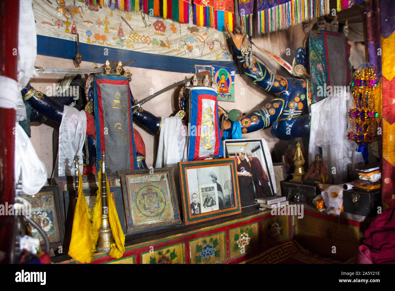 Angry angel statue hi-res stock photography and images - Alamy