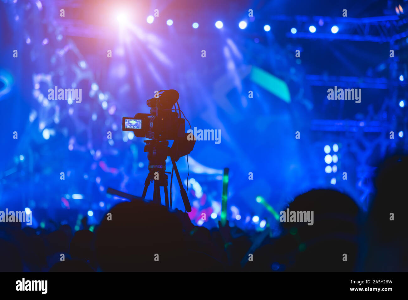 Human making video concert hi-res stock photography and images - Alamy
