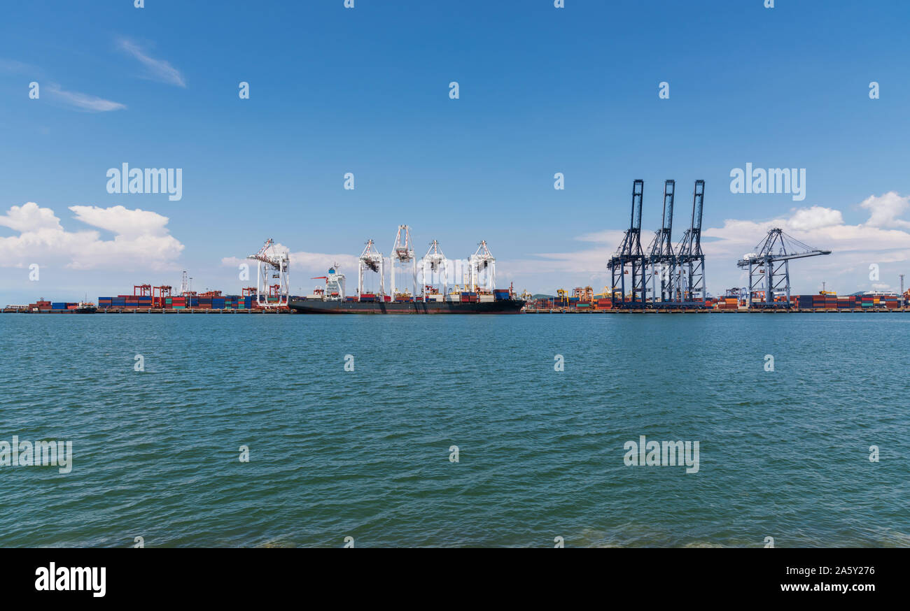 Large machinery loading containers hi-res stock photography and images ...
