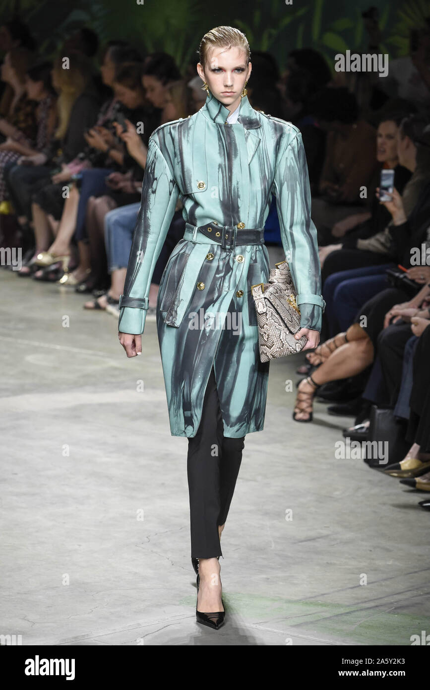 Milan Fashion Week - Versace starring Jennifer Lopez Featuring: Sfilata ...
