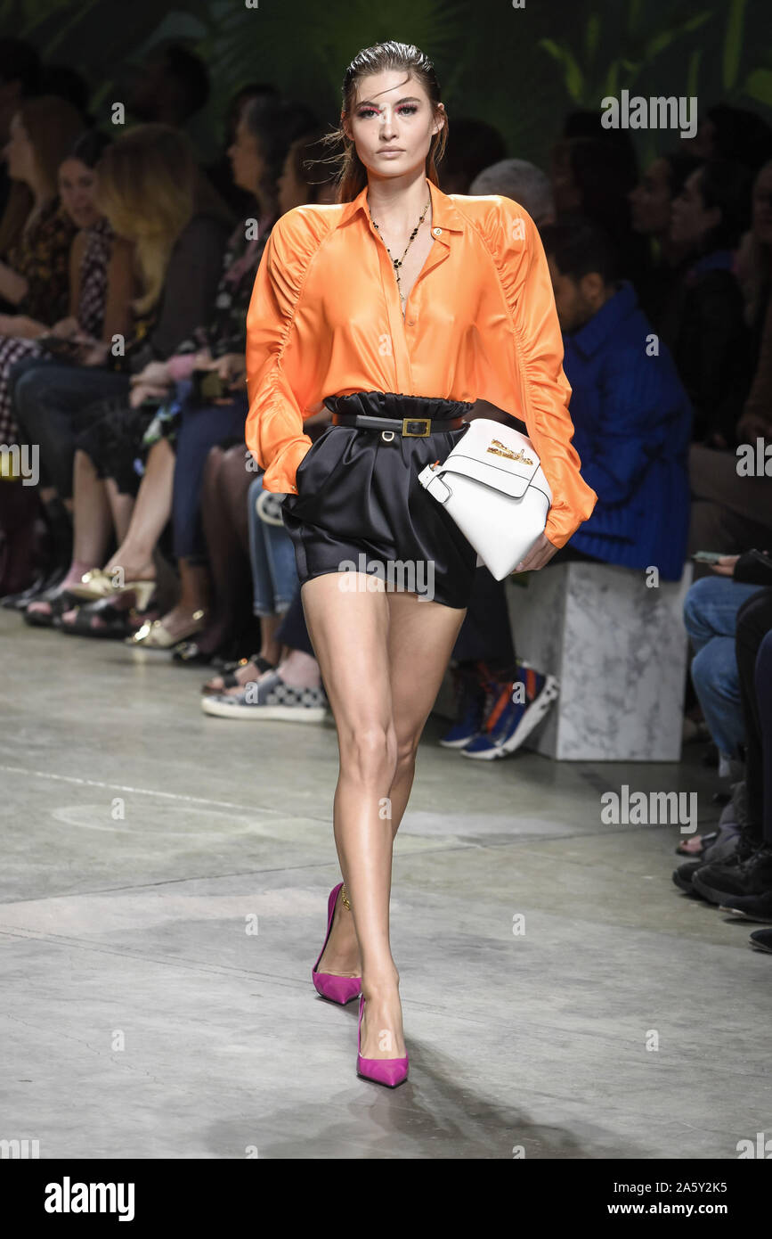 Milan Fashion Week - Versace starring Jennifer Lopez Featuring: Sfilata ...