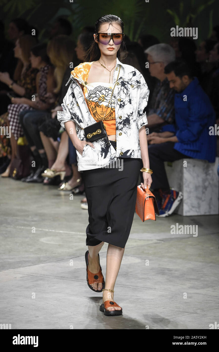 Milan Fashion Week - Versace starring Jennifer Lopez Featuring: Sfilata ...