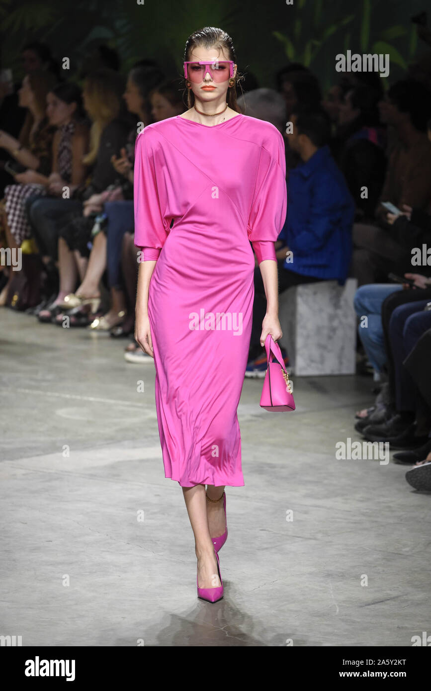 Milan Fashion Week - Versace starring Jennifer Lopez Featuring: Sfilata ...