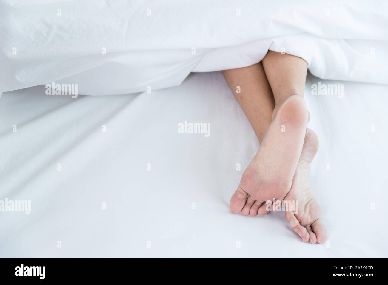 Feet under covers hi-res stock photography and images - Alamy