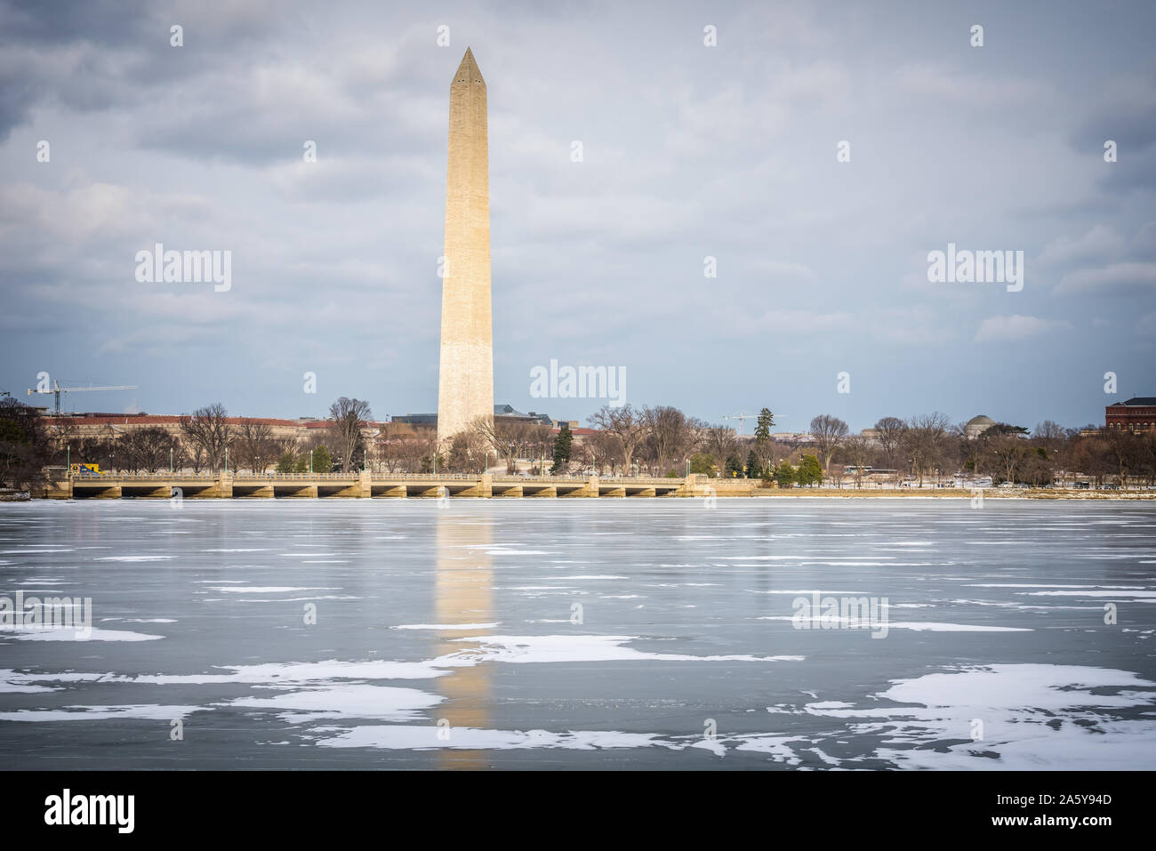 Washington monument snow hi-res stock photography and images - Alamy