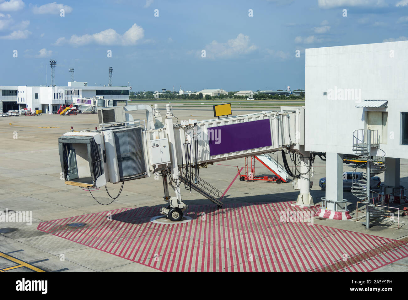 Plane jetway terminal aerial hi-res stock photography and images - Alamy