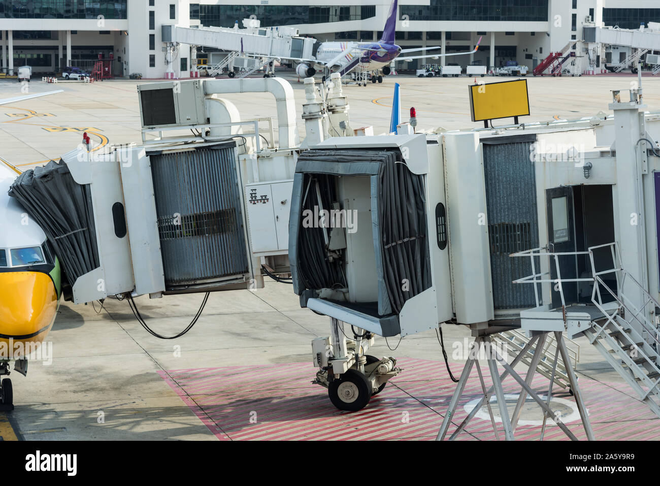 Plane jetway terminal aerial hi-res stock photography and images - Alamy