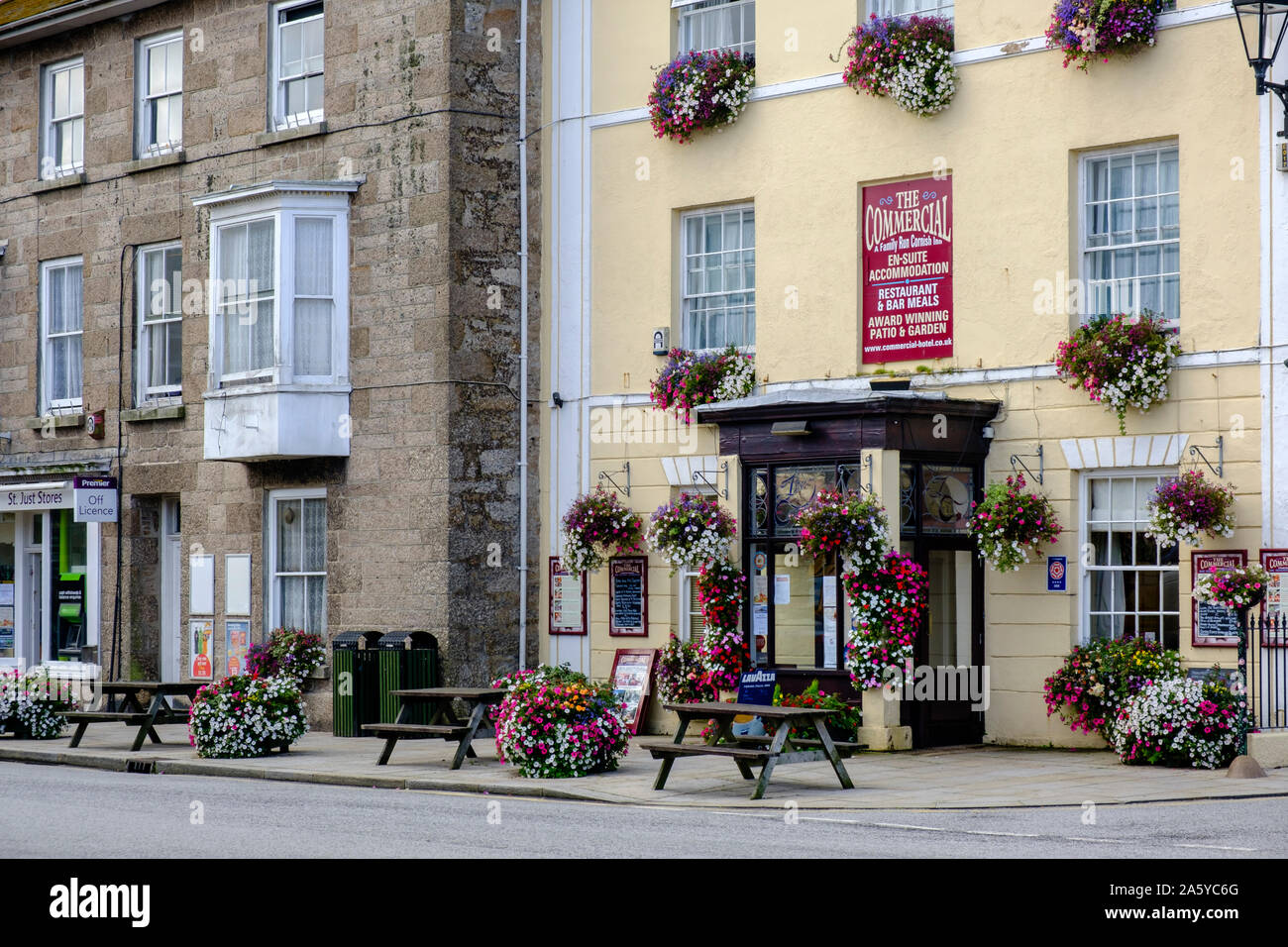 Sitting out at pub hi-res stock photography and images - Alamy
