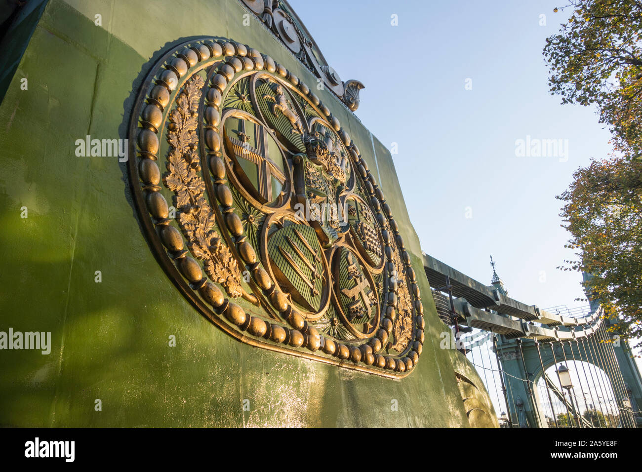 Westminster bridge coat of arms hi-res stock photography and images - Alamy