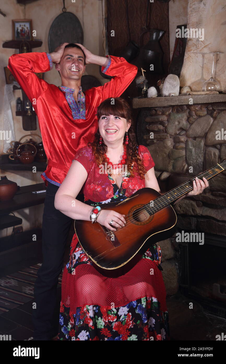 Gypsy with a gypsy plays the guitar Stock Photo - Alamy