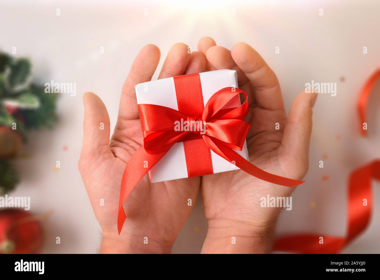 Hands offering hi-res stock photography and images - Alamy