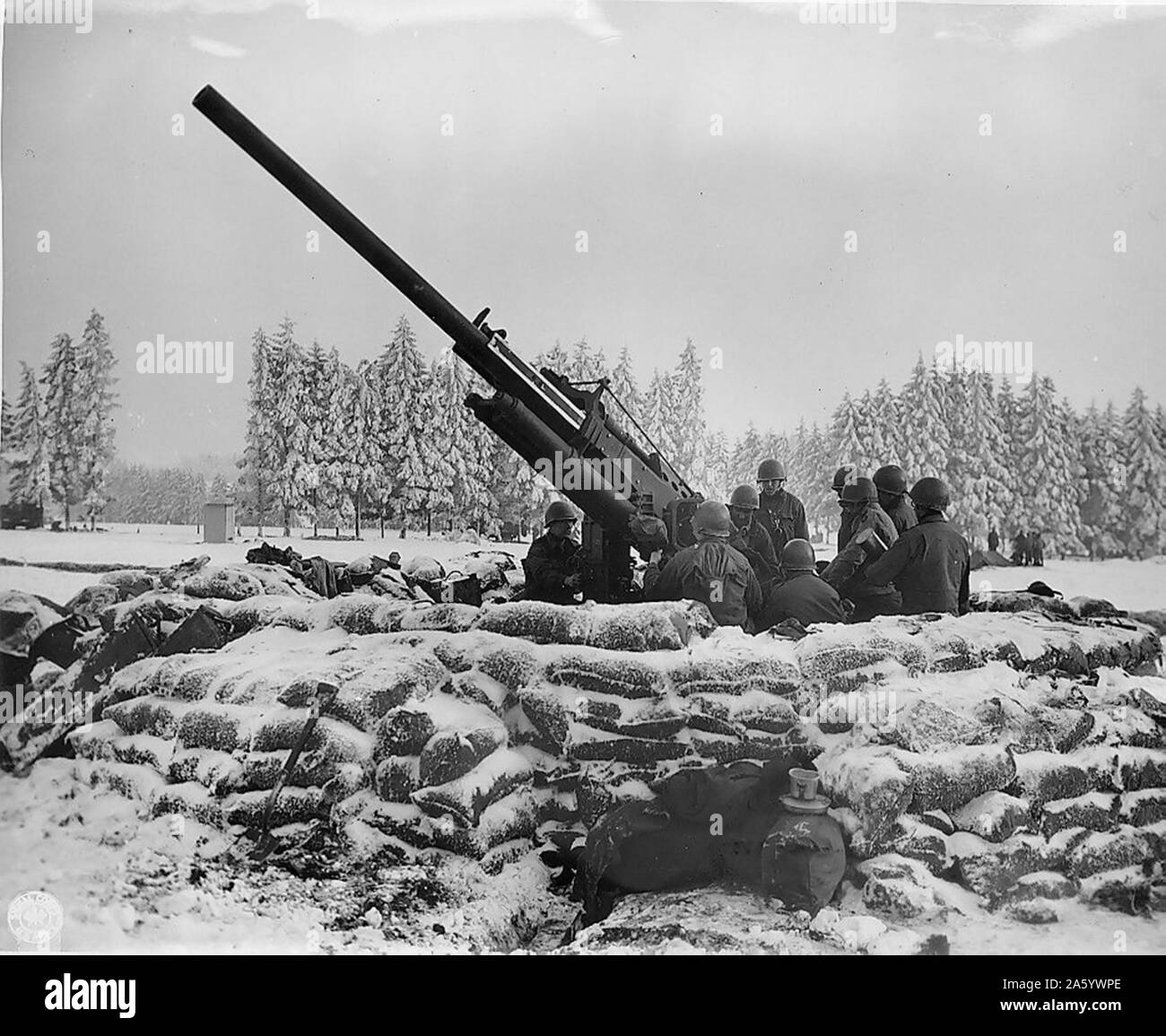 World war two: Gun crew of the US army ‘Black Widow’, 90 mm anti ...
