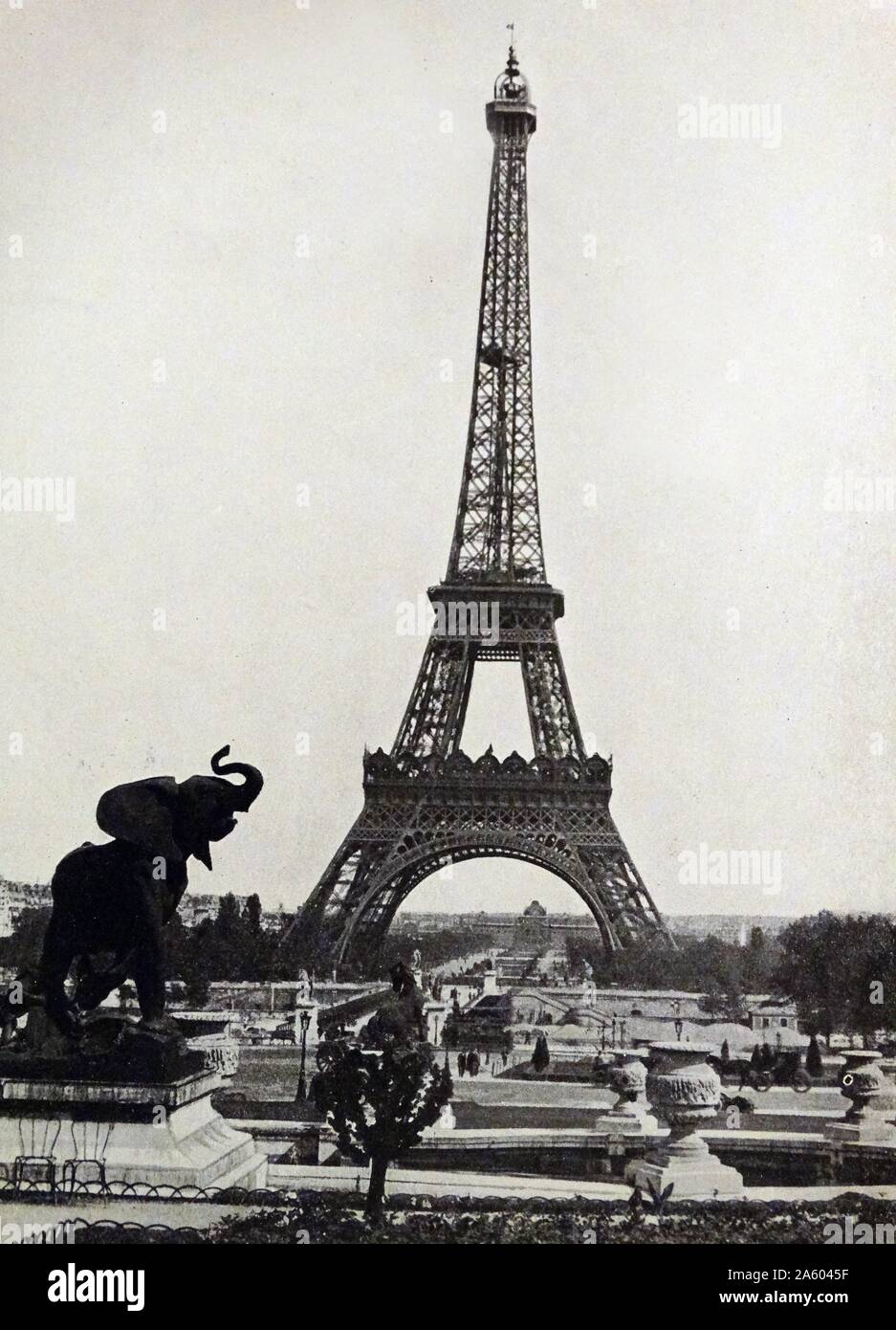 An elephant on the eiffel tower hi-res stock photography and images - Alamy