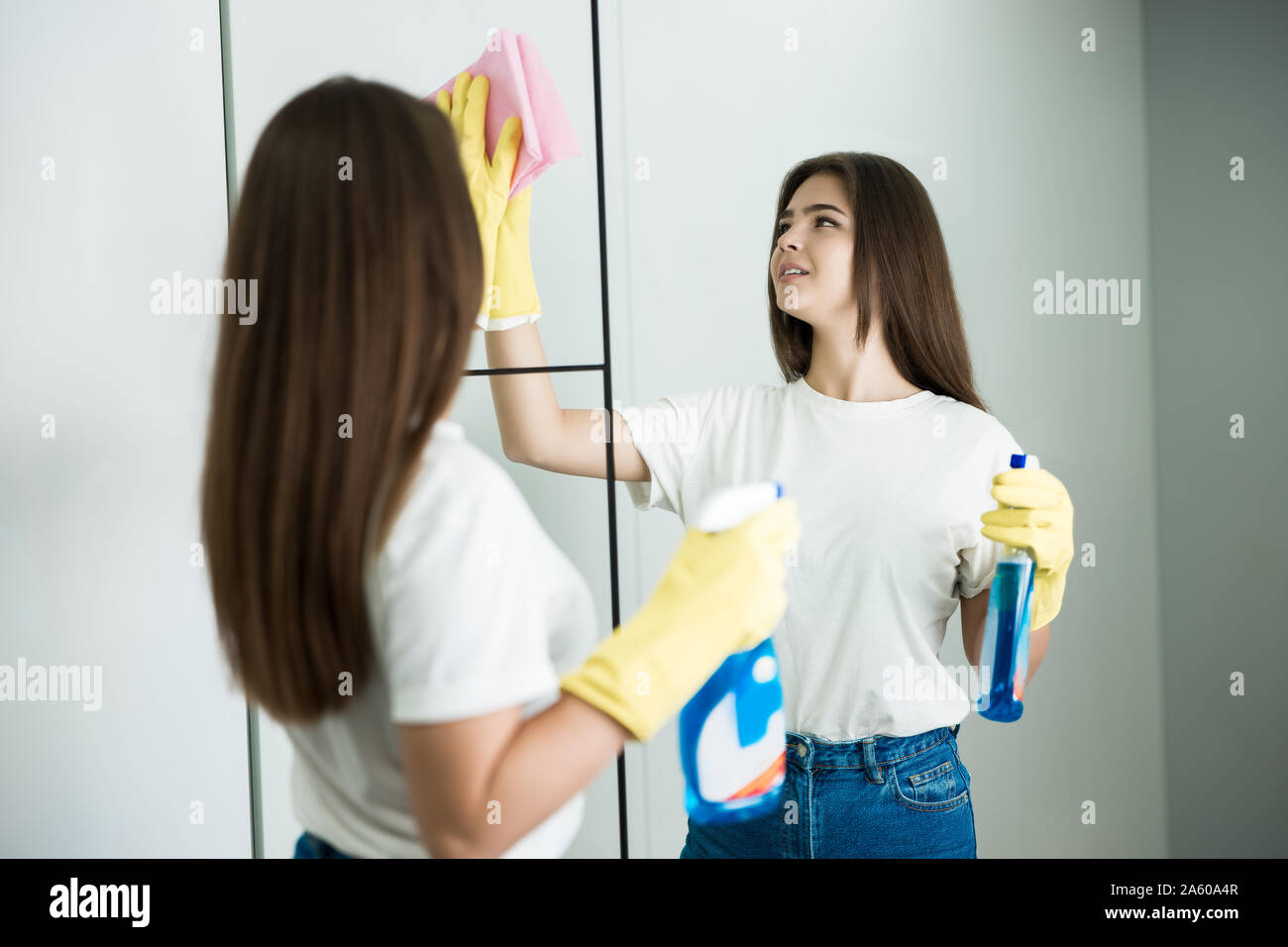 Hand mirror bin hi-res stock photography and images - Alamy