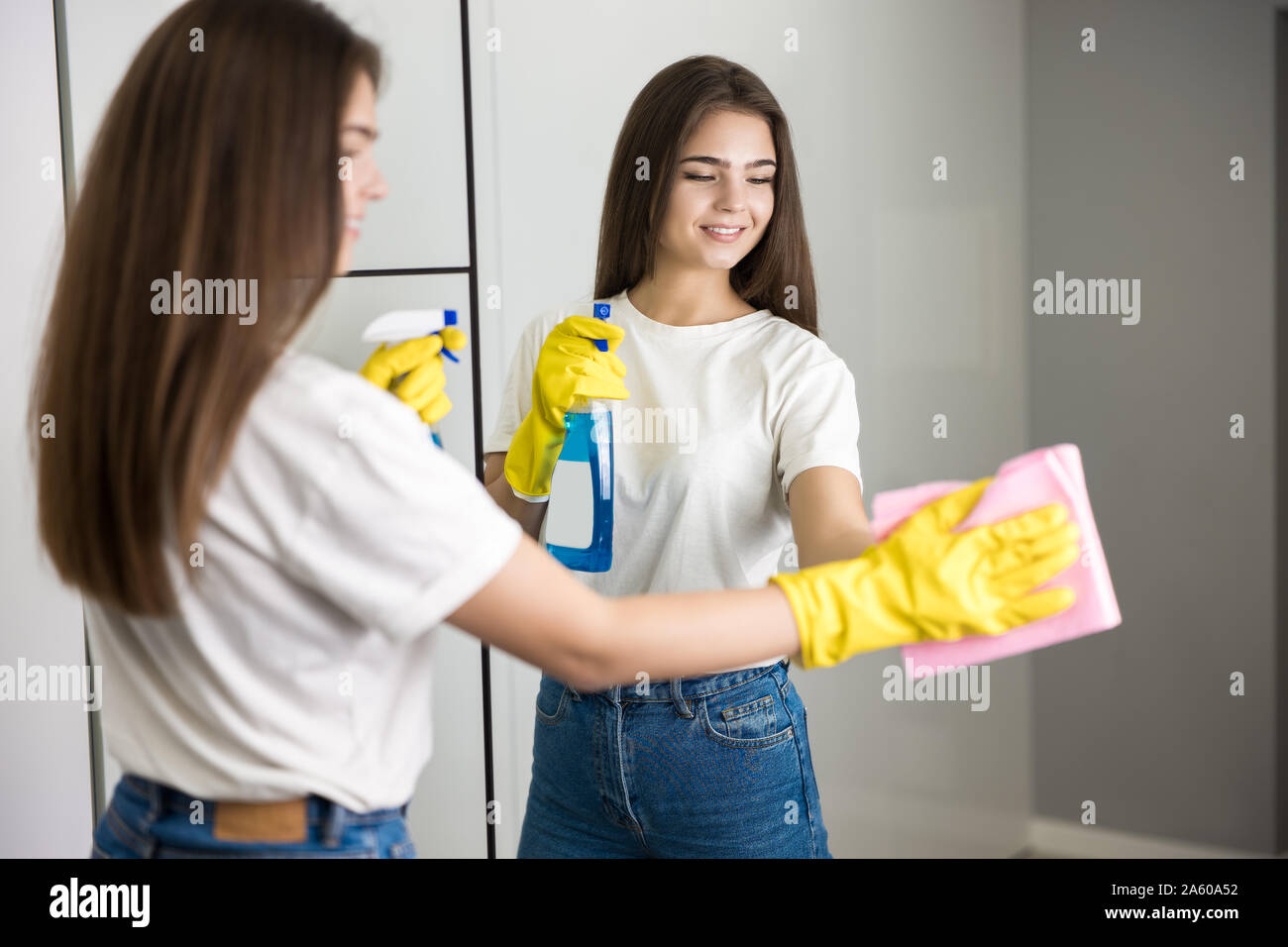 Hand mirror bin hi-res stock photography and images - Alamy