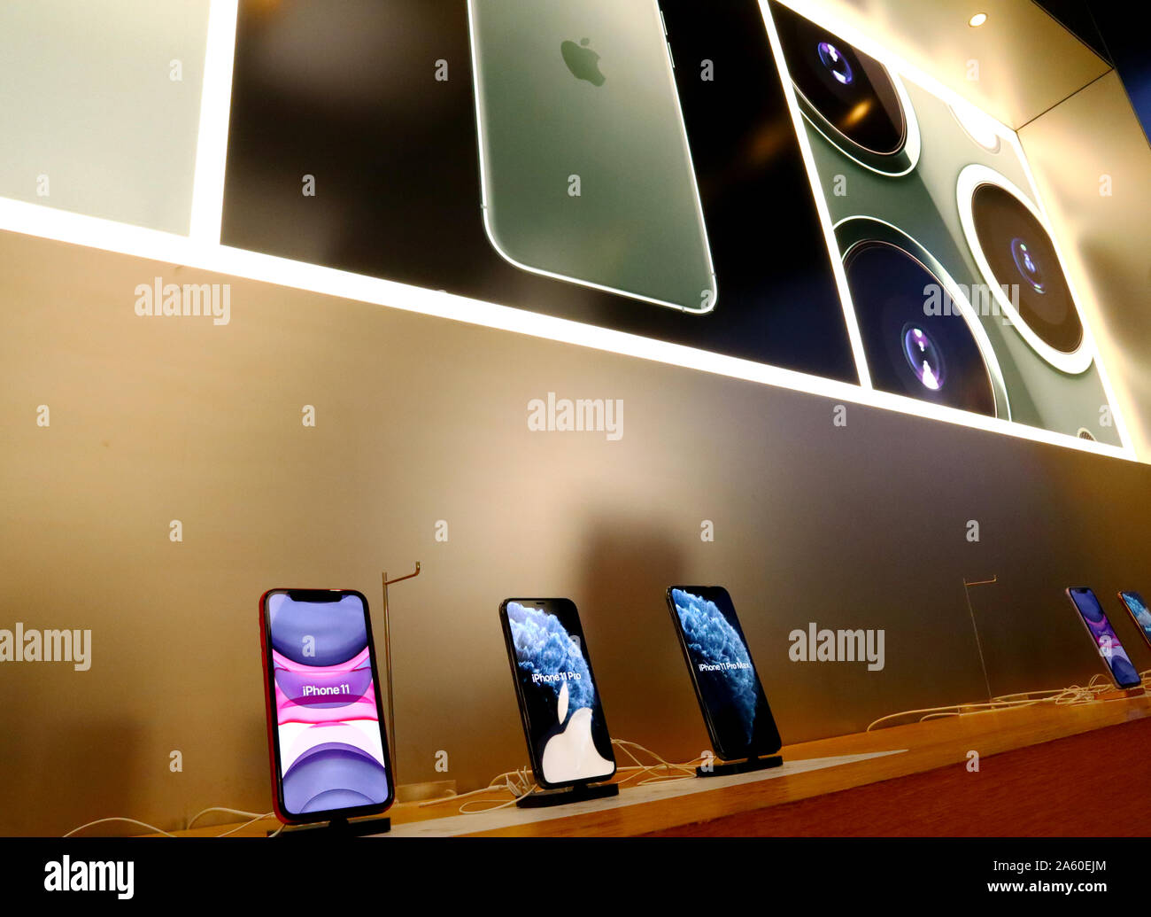 Iphone advertisement apple store shopping hi-res stock photography and ...