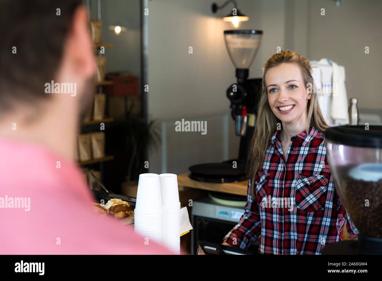 Man employee counter hi-res stock photography and images - Alamy