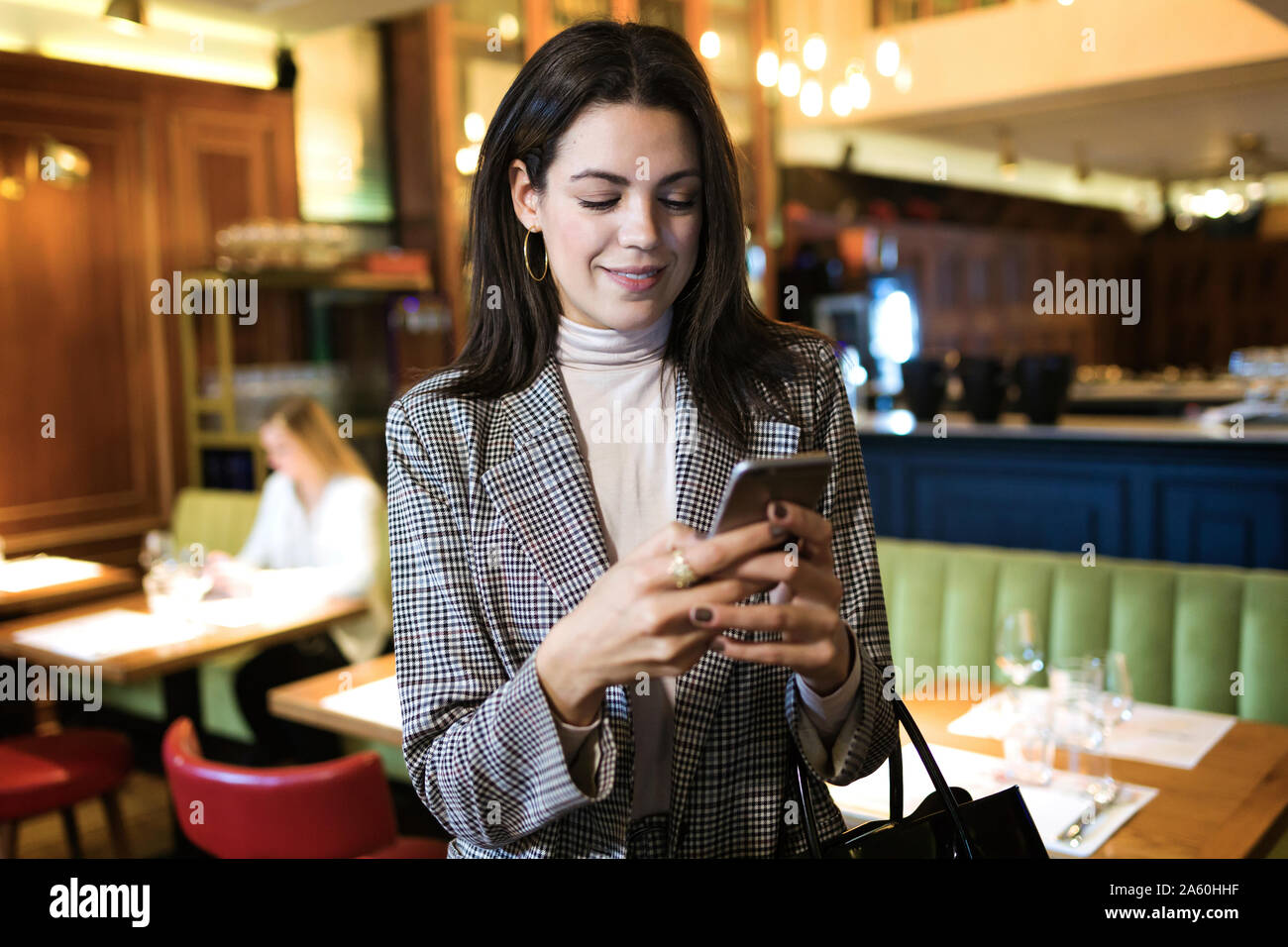 Restaurant using phone hi-res stock photography and images - Alamy
