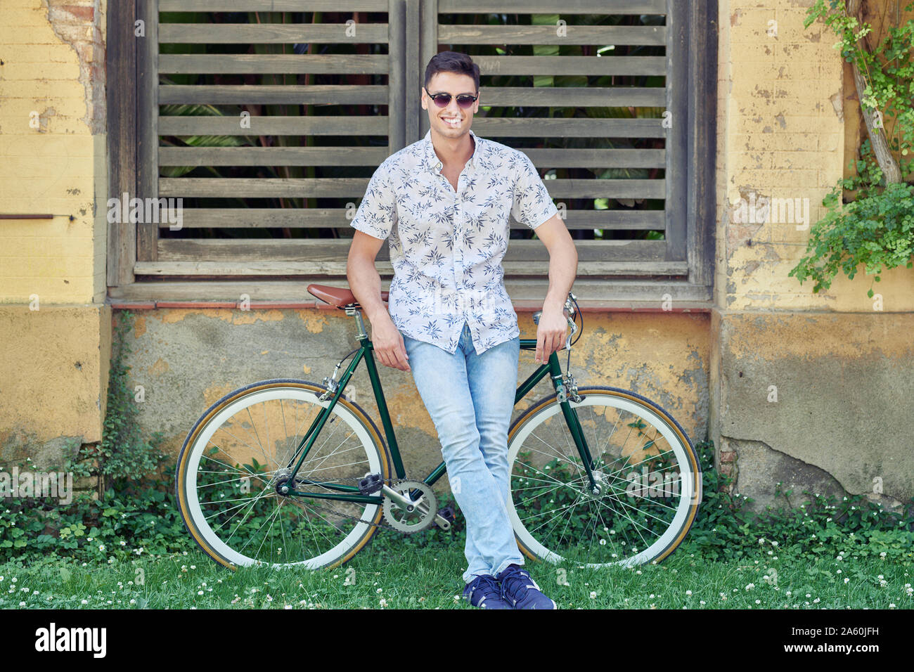 Bicycle standing in front of house hi-res stock photography and images ...