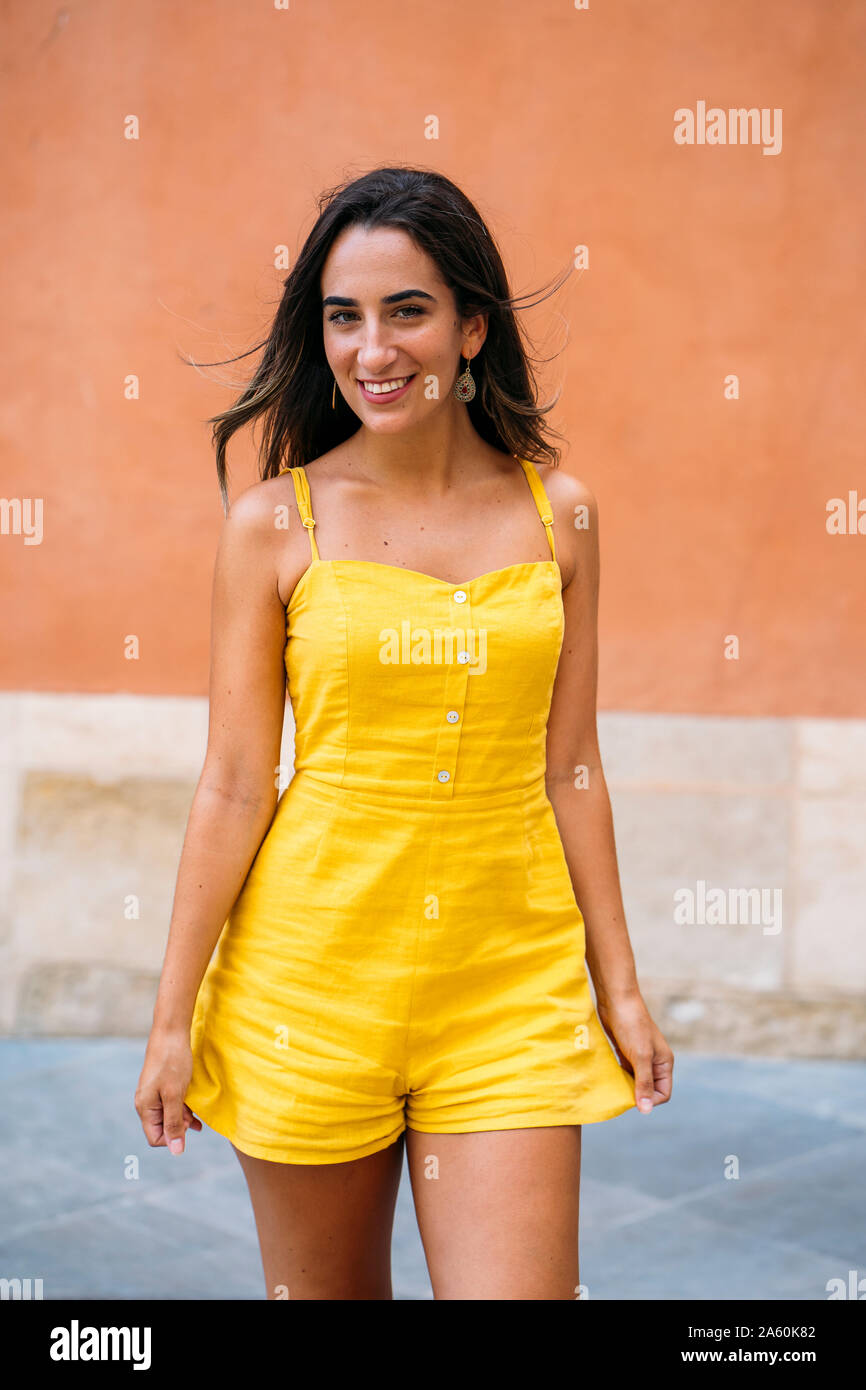 Long yellow dress hi-res stock photography and images - Alamy