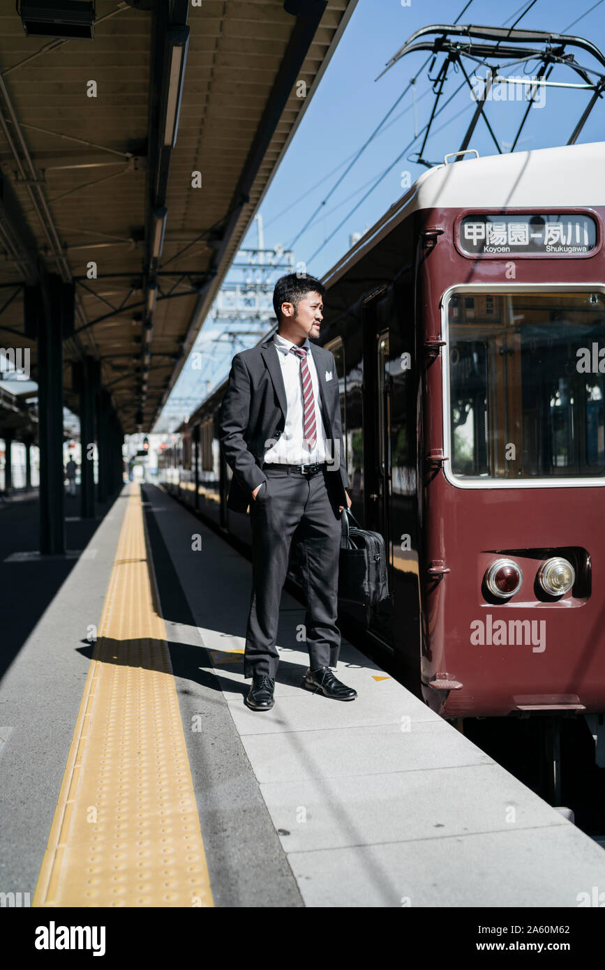 One man on a train platform hi-res stock photography and images - Alamy