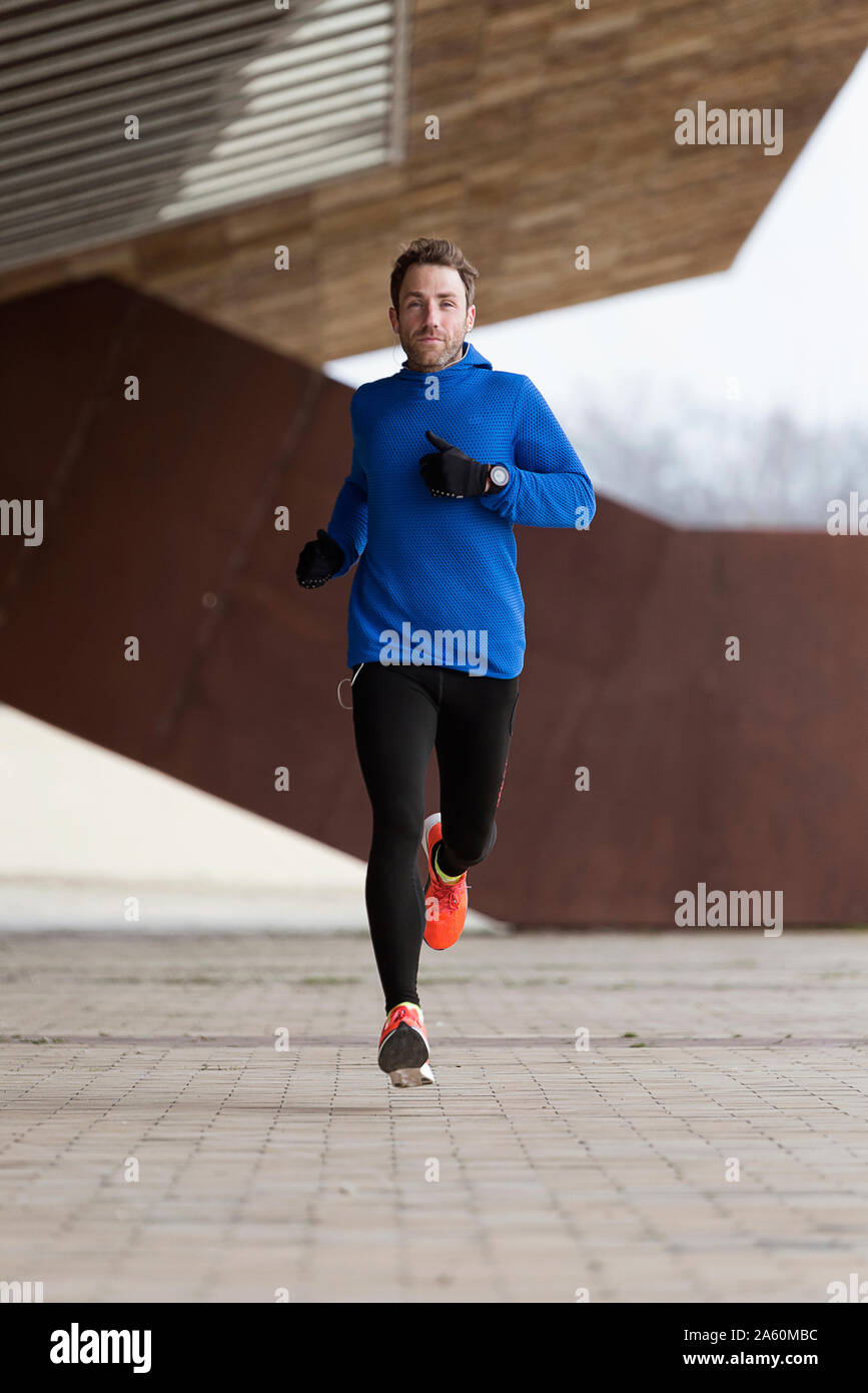 Jogger looking at view hi-res stock photography and images - Alamy
