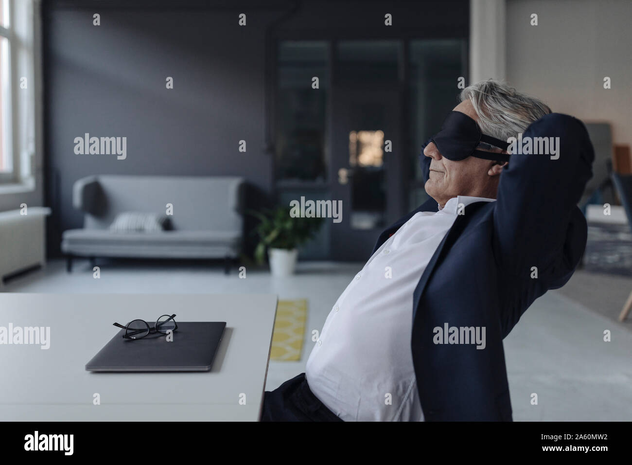 Businessman from behind, hands hi-res stock photography and images - Alamy