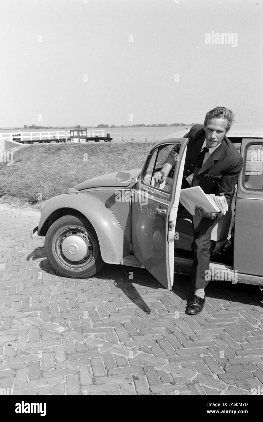Ein Postbeamter bei seiner täglichen Arbeit, Lelystad Niederlande 1971 ...