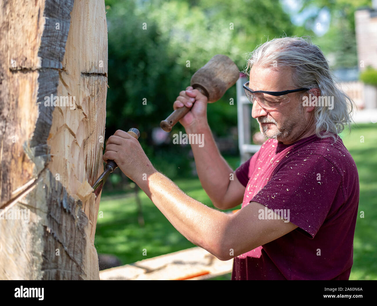 Wood carver carving sculpture, using chisel Stock Photo - Alamy