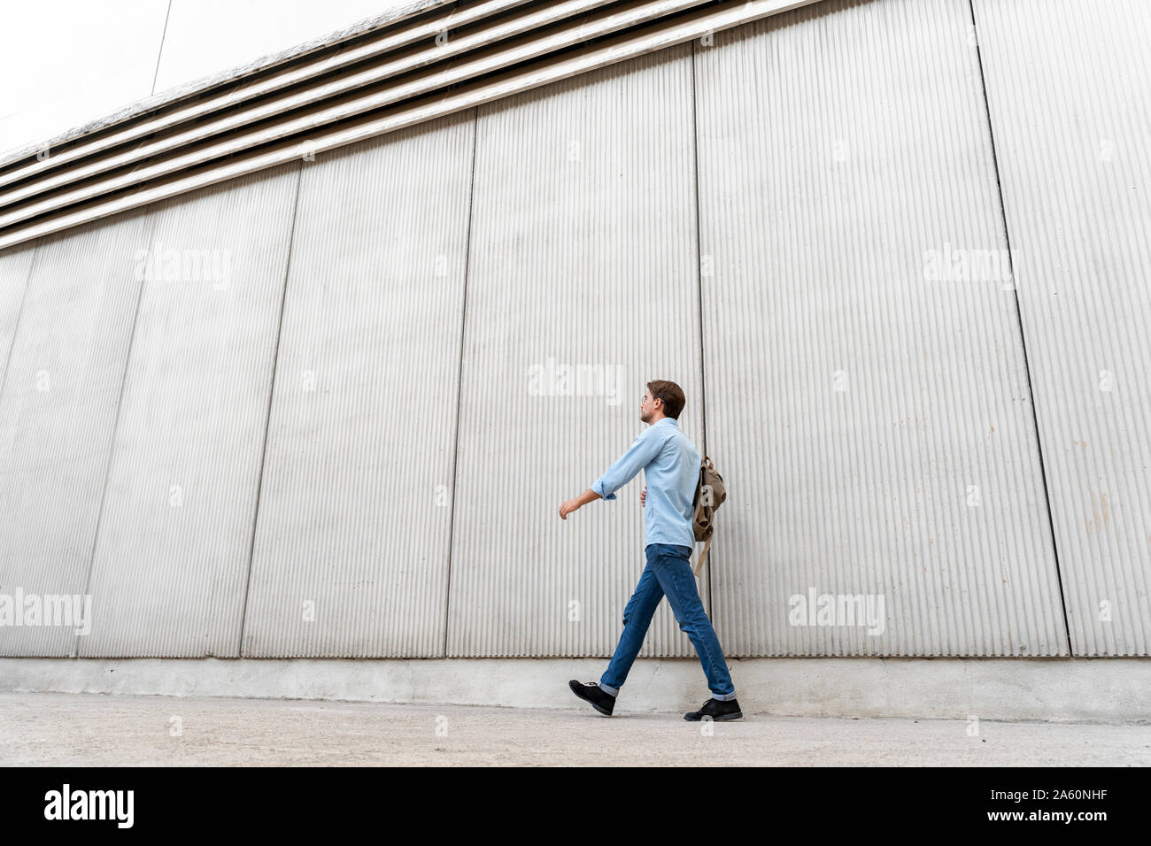 People walking the wall hi-res stock photography and images - Alamy
