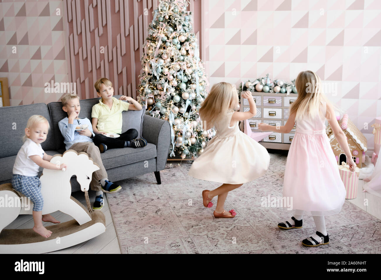 Two boys two girls hi-res stock photography and images - Alamy