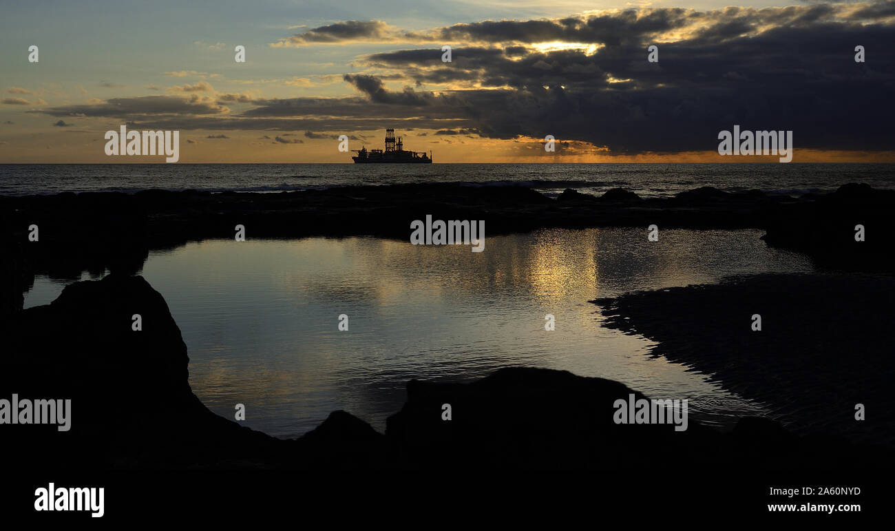 Ship between rocks hi-res stock photography and images - Alamy