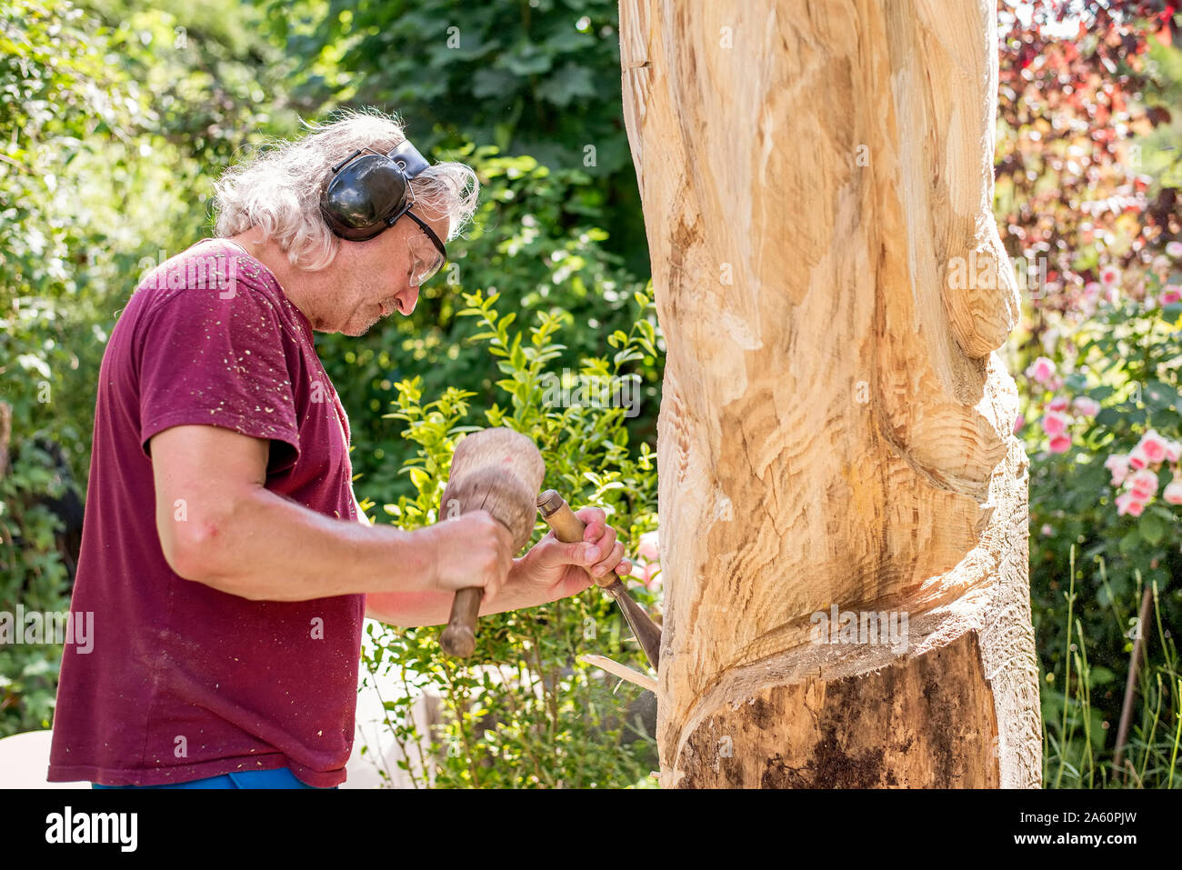 Wood carver carving sculpture, using chisel Stock Photo - Alamy