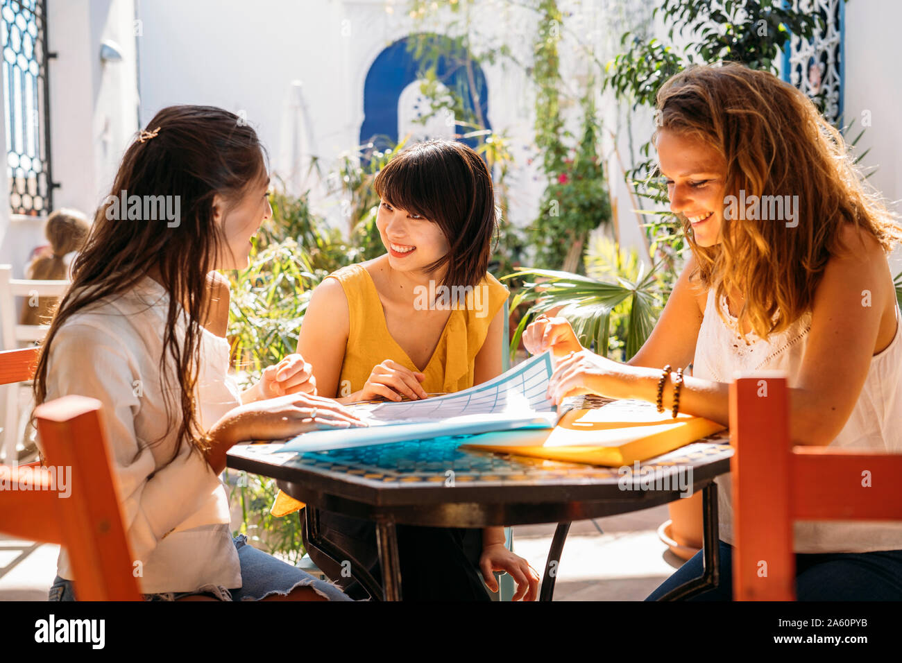 Multicultural students fun hi-res stock photography and images - Alamy