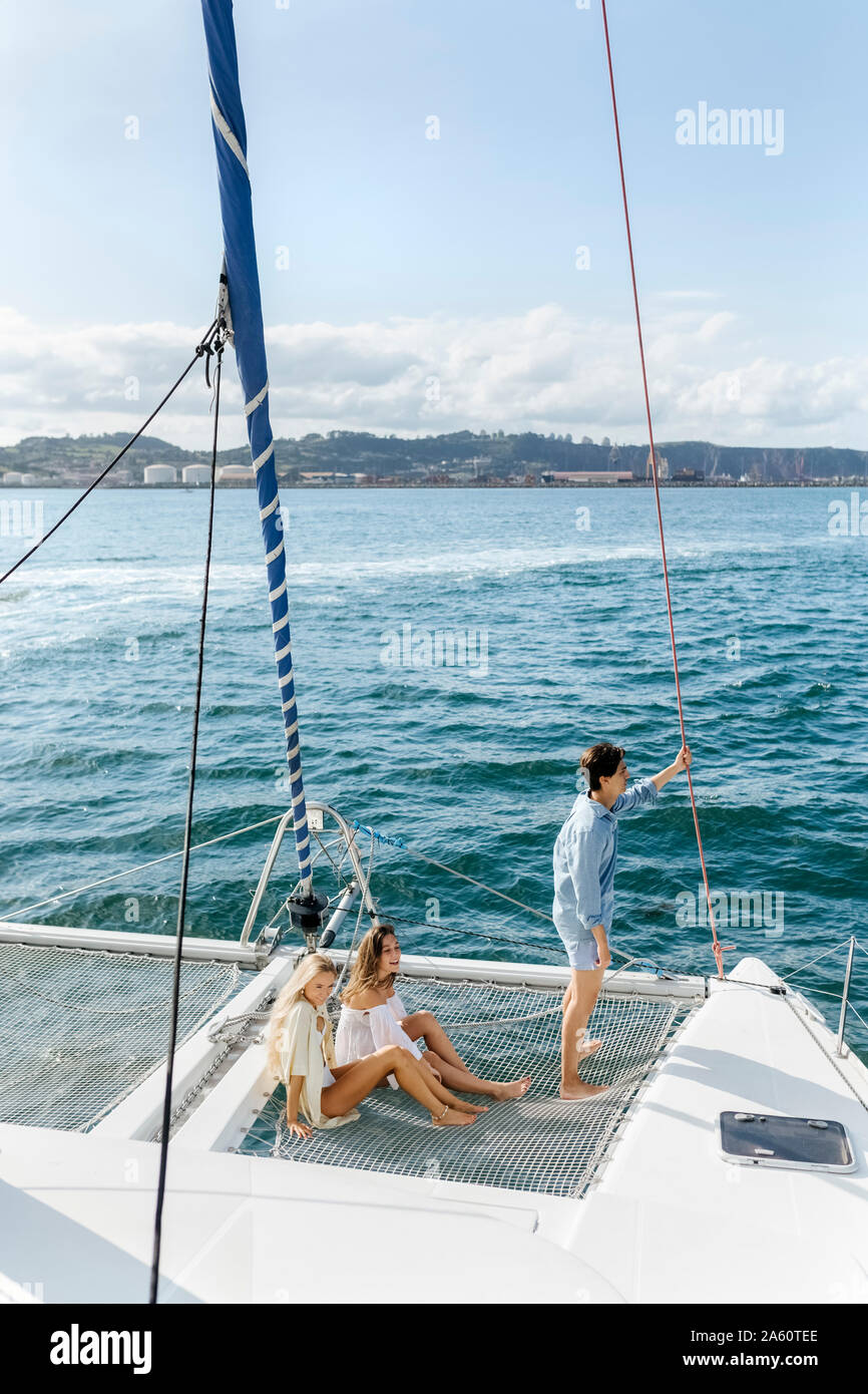 Group of friends on a sailboat hi-res stock photography and images - Alamy