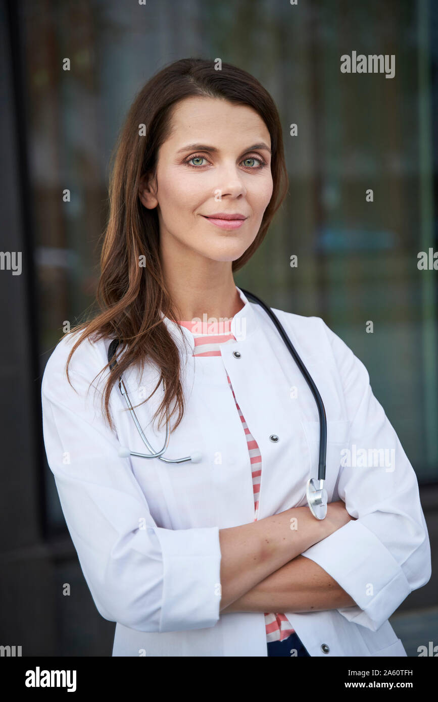 Woman doctor stethoscope outdoors hospital hi-res stock photography and ...