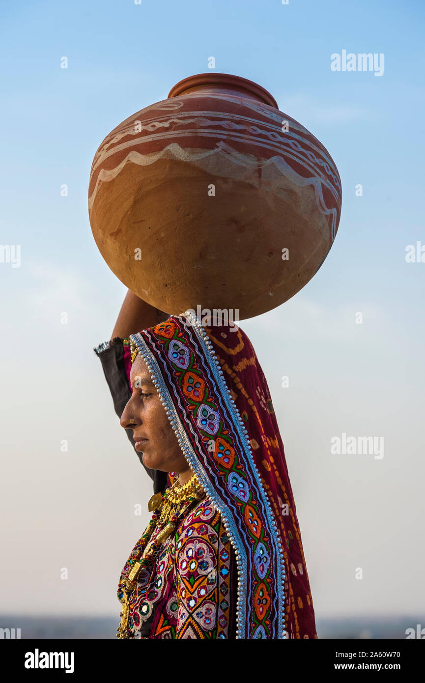 Woman with jug on her head hi-res stock photography and images - Alamy