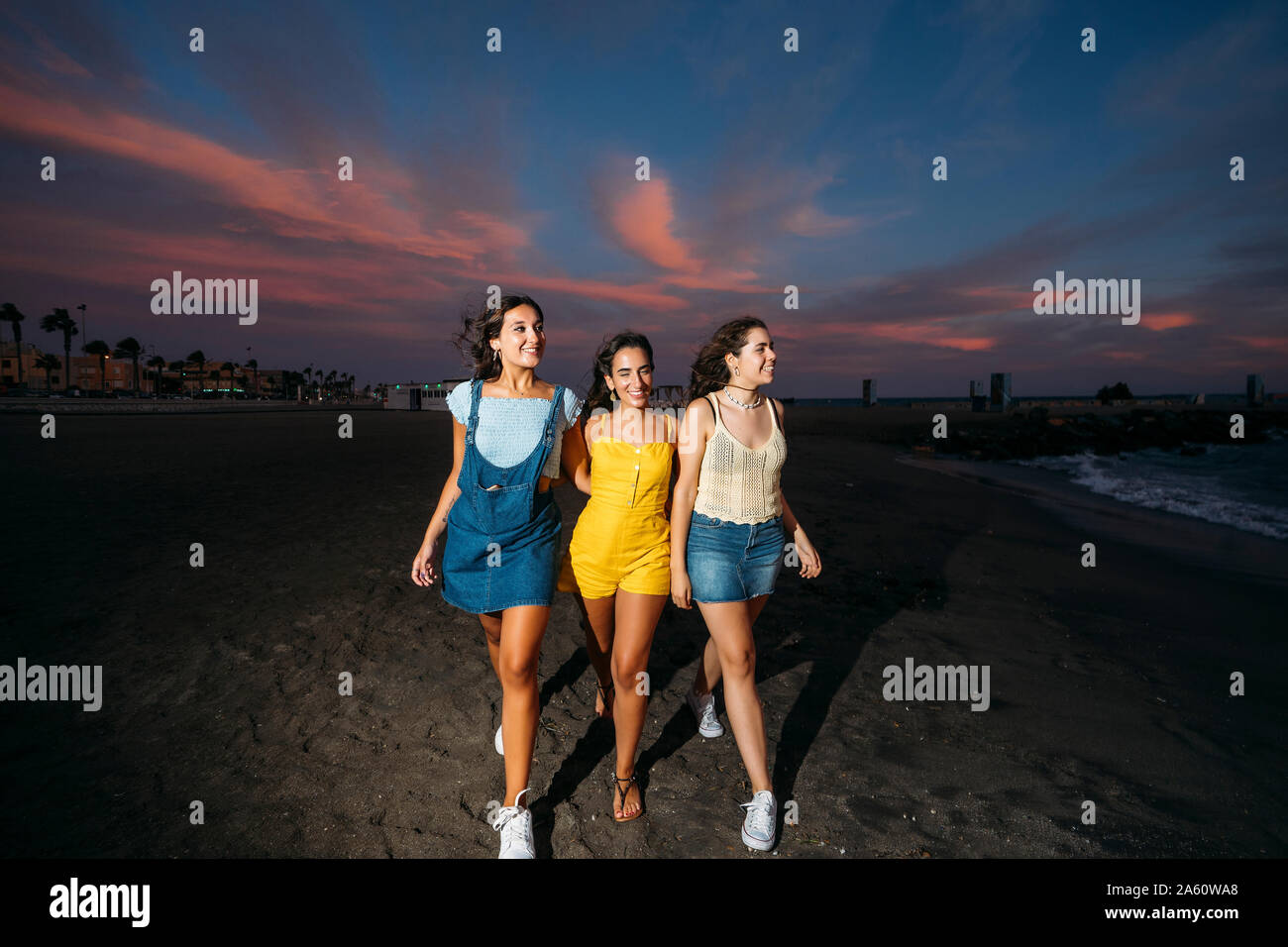 Female friends beach sunset hi-res stock photography and images - Alamy