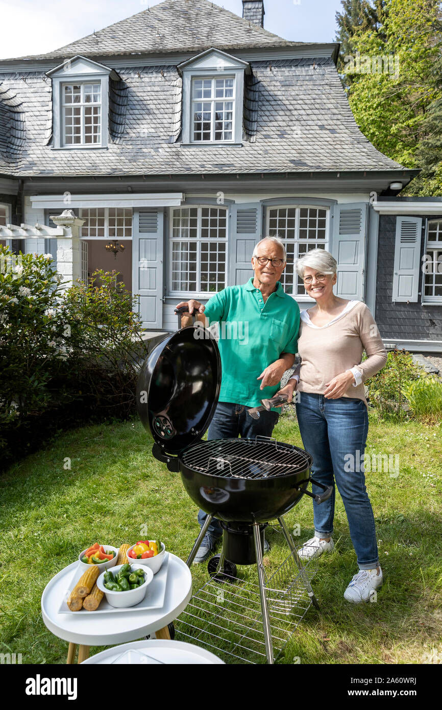 Man having a barbecue hi-res stock photography and images - Alamy