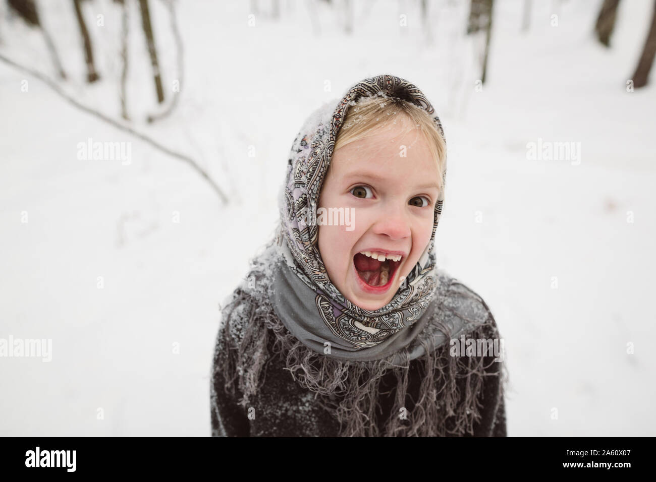 Little girl in the forest hi-res stock photography and images - Alamy