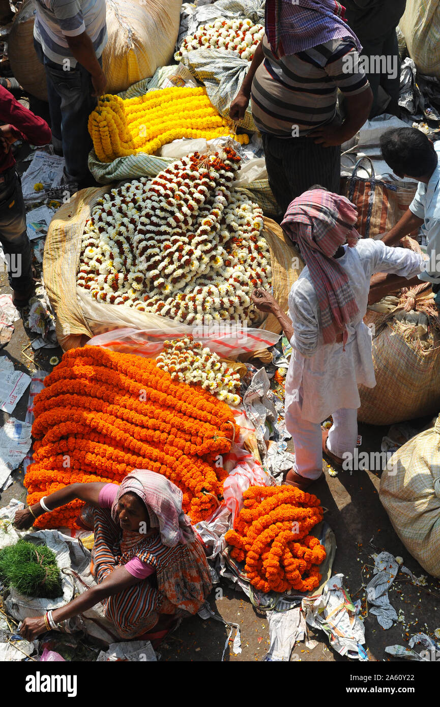 Marigold garland hi-res stock photography and images - Alamy