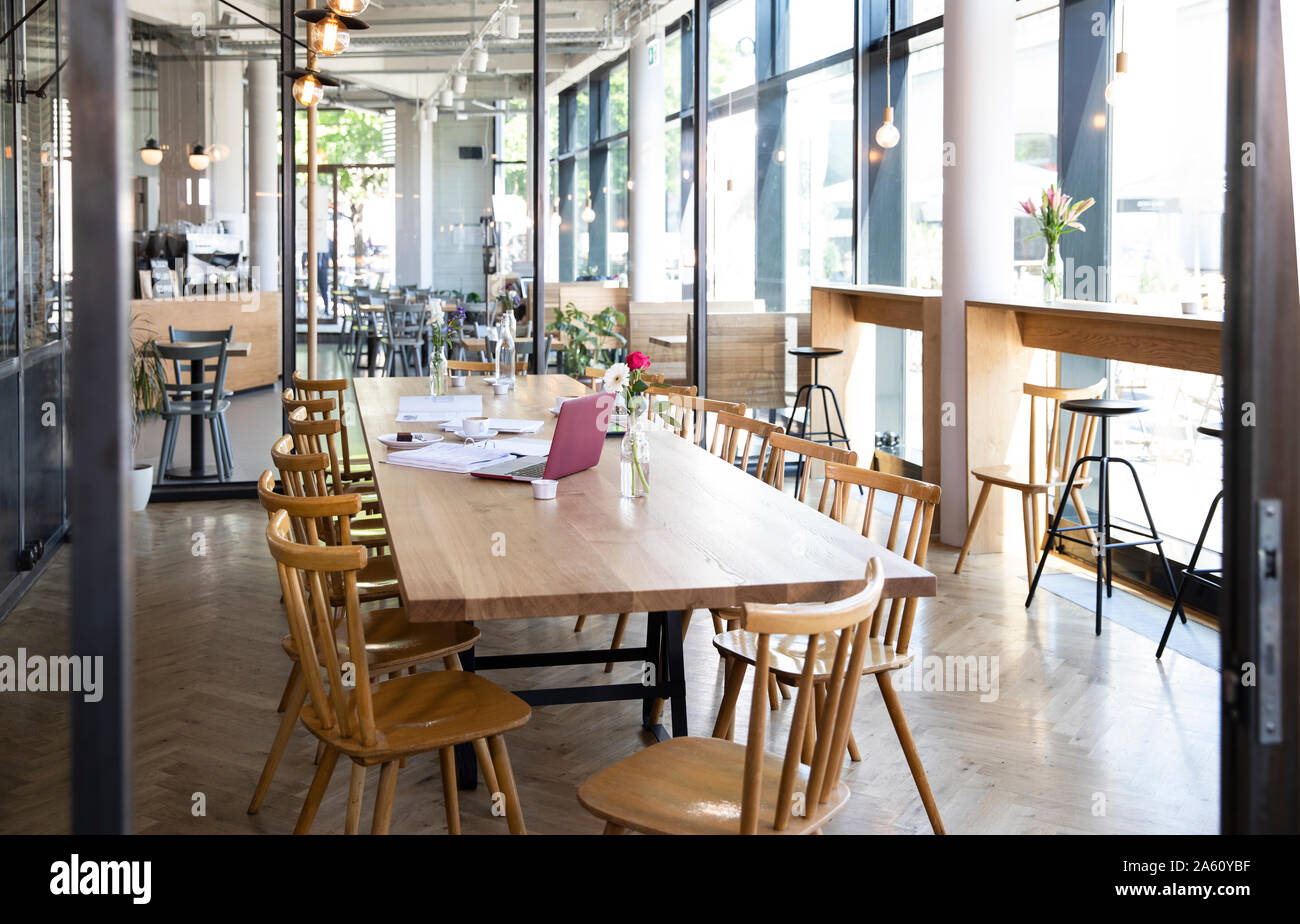 Documents on table hi-res stock photography and images - Alamy