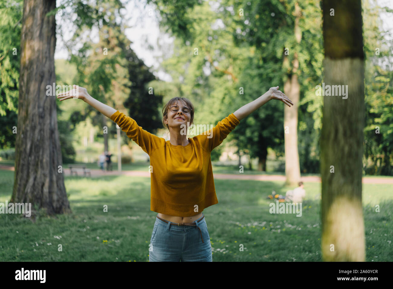 Arms outstretched eyes closed relaxation hi-res stock photography and ...