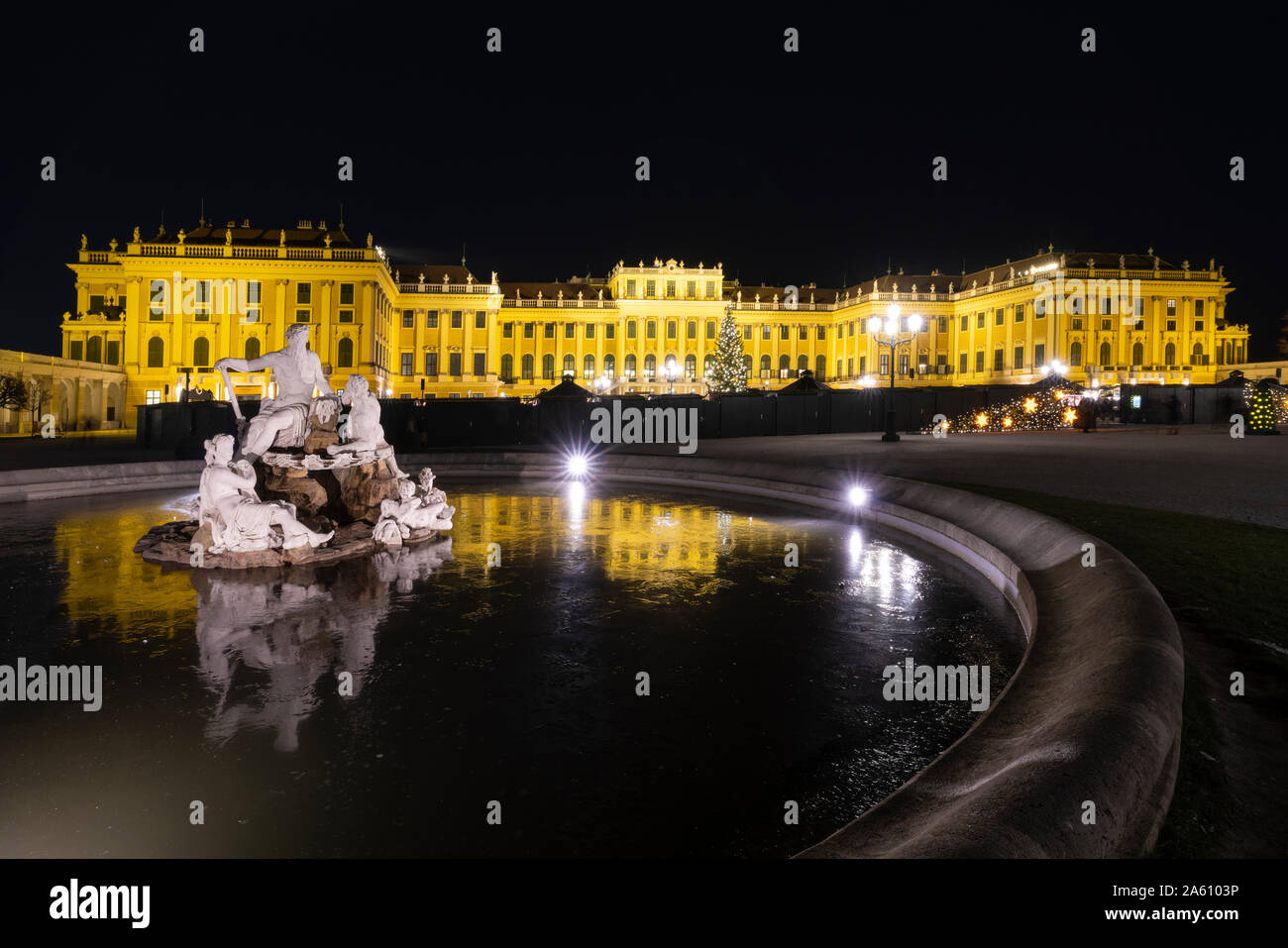 Statues in vienna hi-res stock photography and images - Alamy