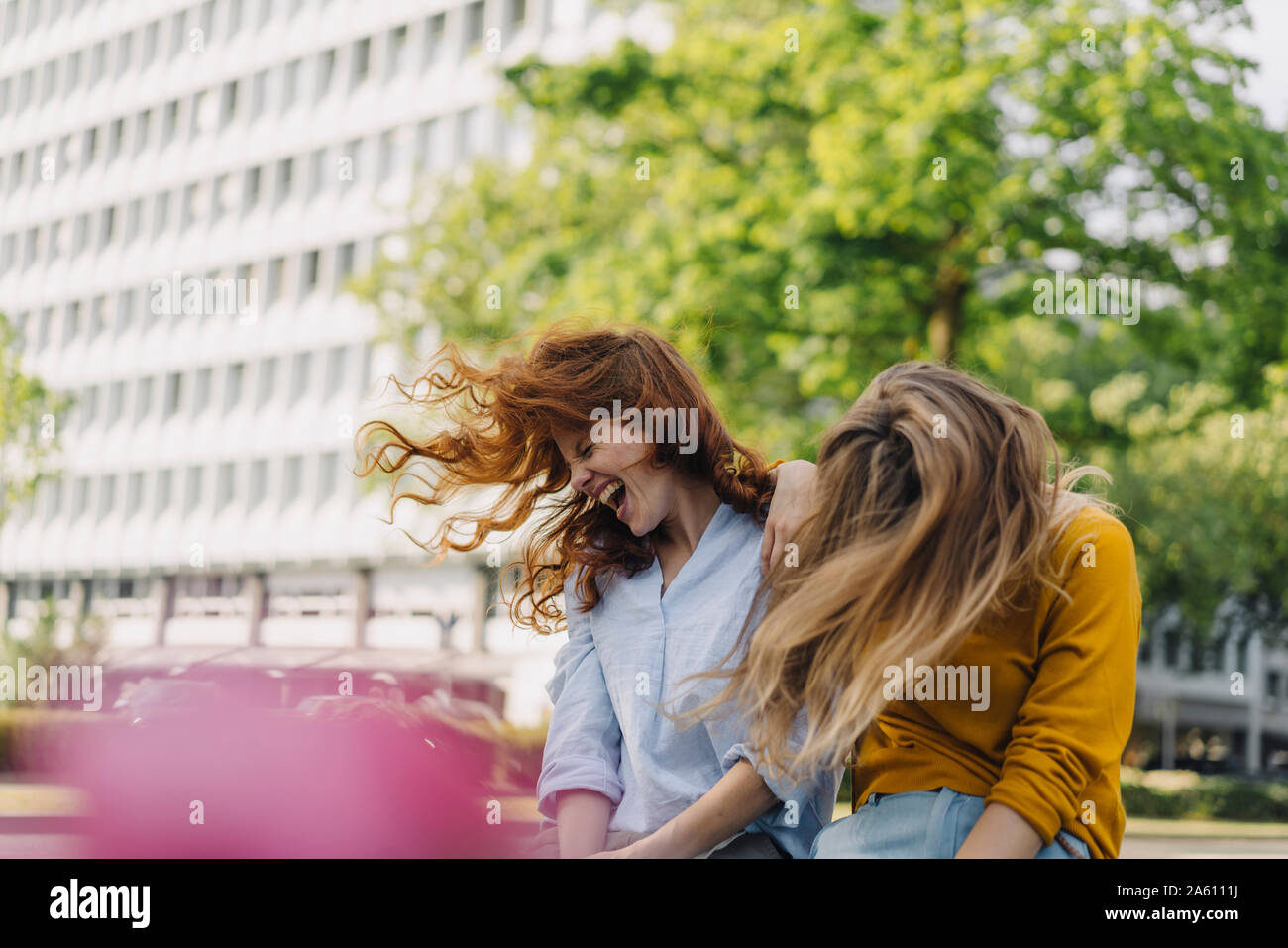 Headbanging female hi-res stock photography and images - Alamy