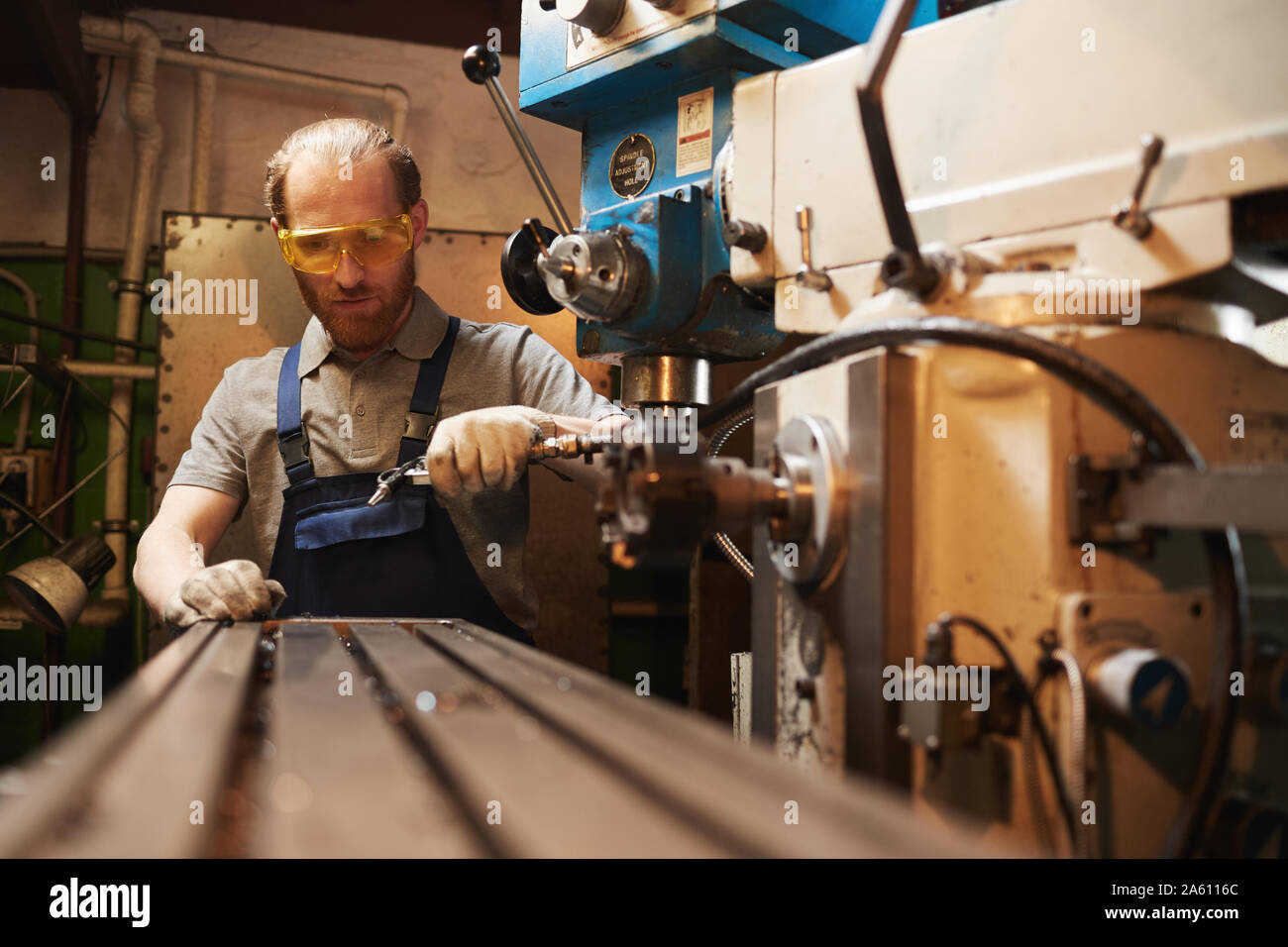 Man working on lathe hi-res stock photography and images - Alamy