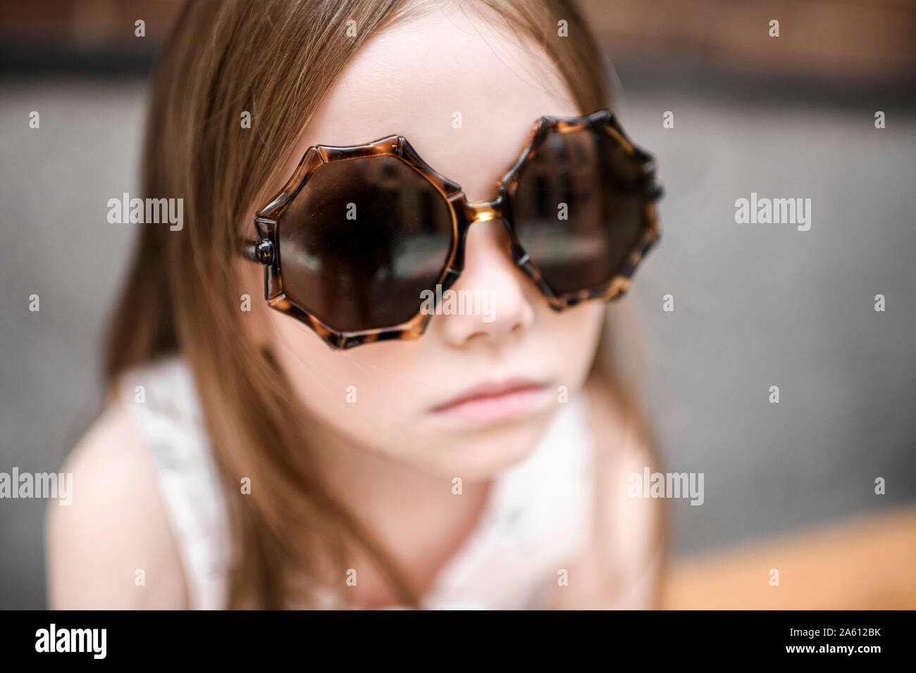 Girl with sunglasses hi-res stock photography and images - Alamy