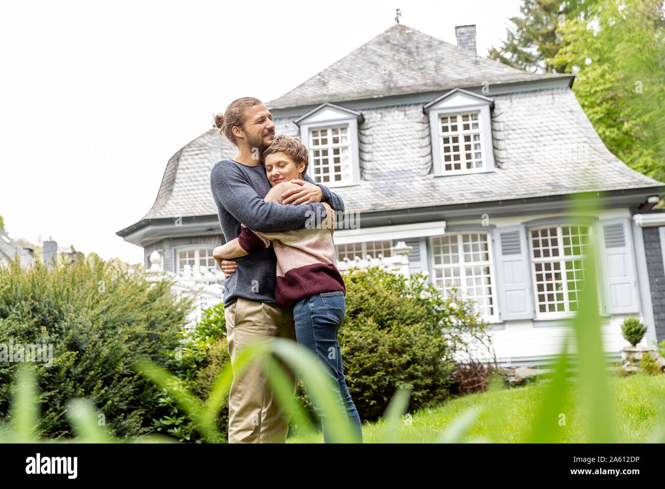 Couple hugging home hi-res stock photography and images - Alamy