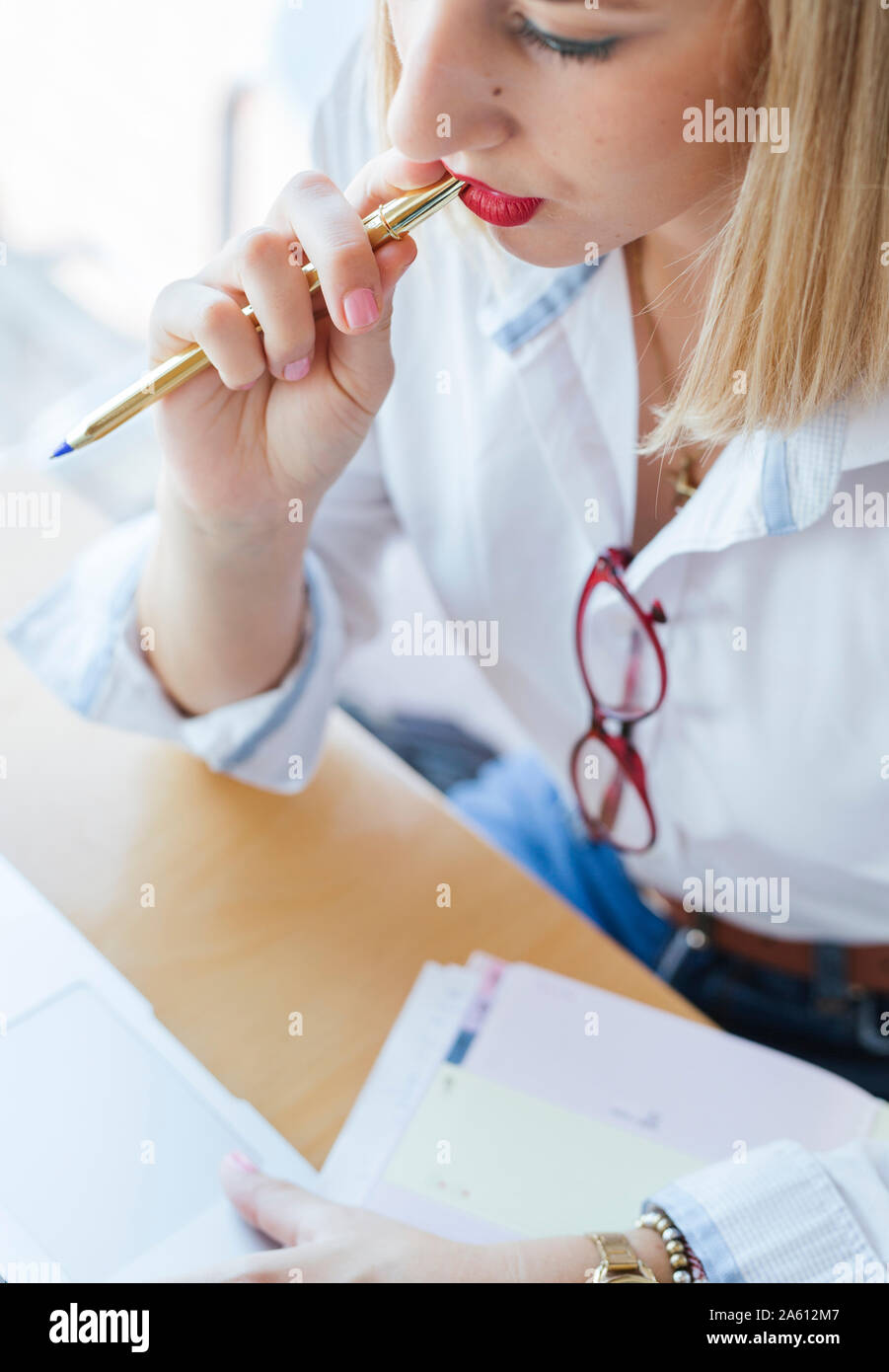 Table thinking hi-res stock photography and images - Alamy