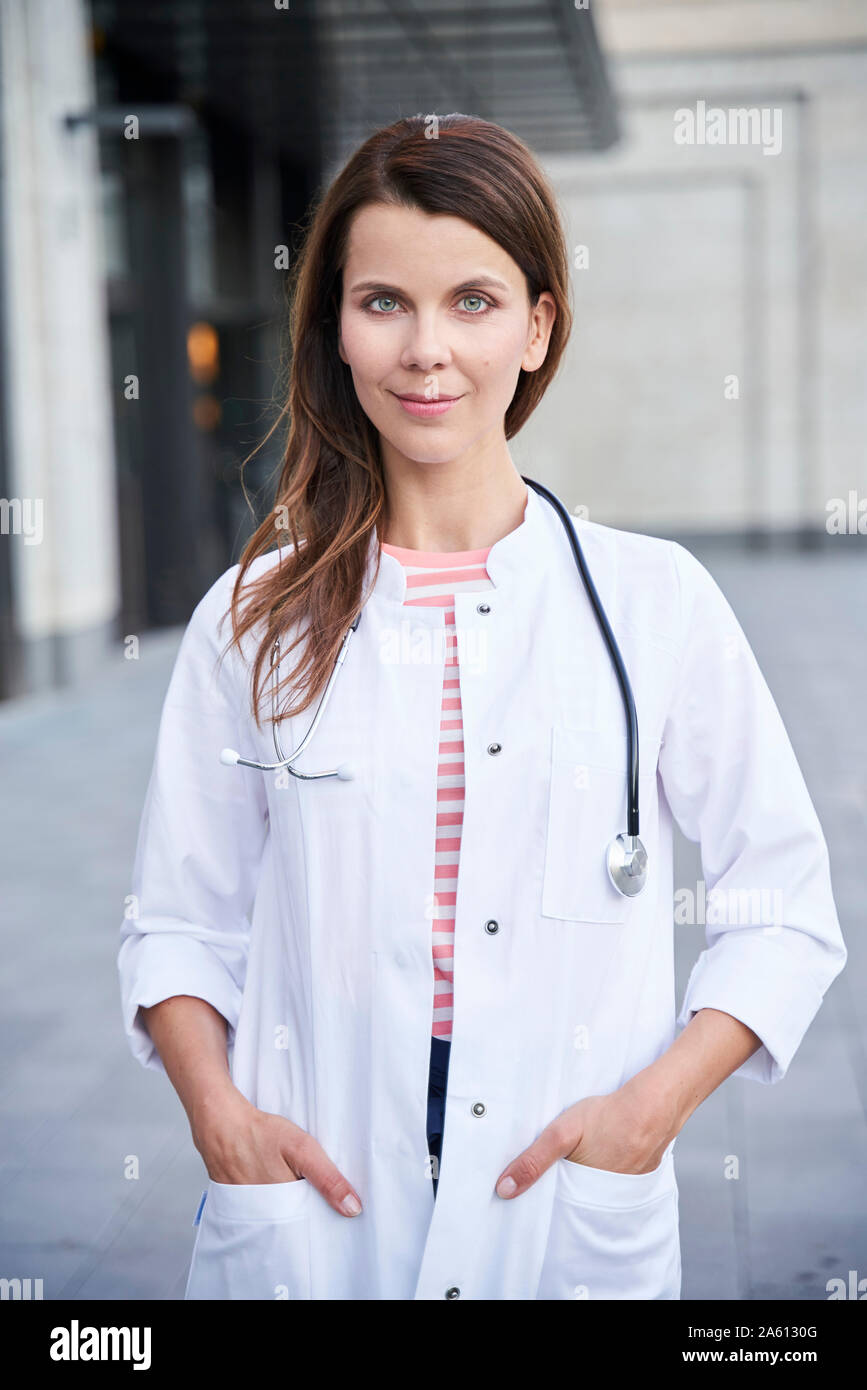 Female hospital doctor hi-res stock photography and images - Alamy